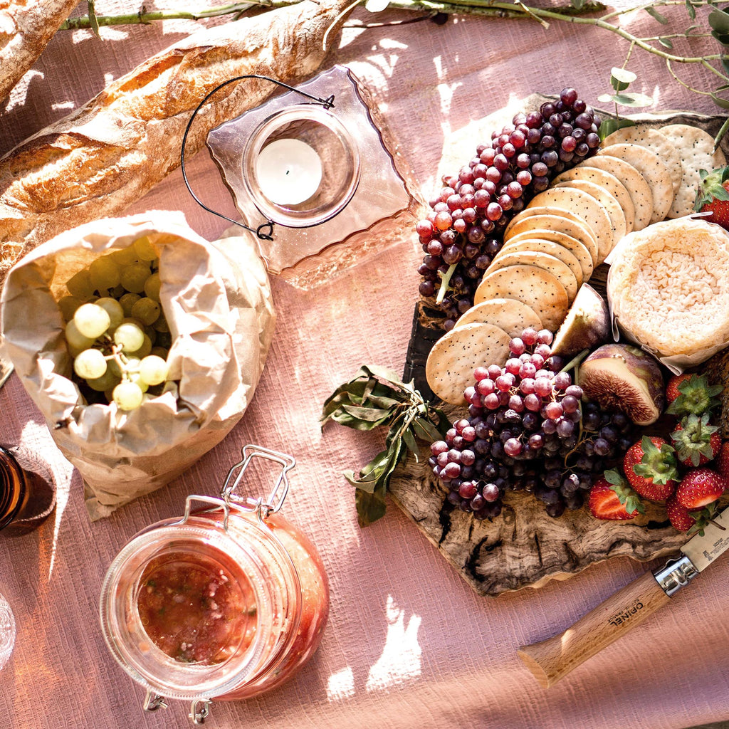 HOW TO I PERFECT SUMMER PICNIC WITH FLO AND FRANKIE. LEARN HOW TO