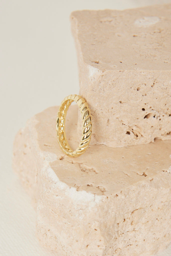Shop Twirl EOL Gold Ring | Flo & Frankie
